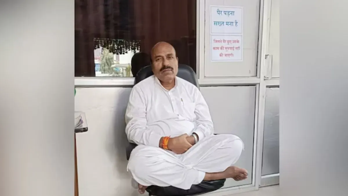 केंद्रीय मंत्री वीरेंद्र खटीक ने दफ्तर के बोर्ड पर लिखवा दिया, "अगर पैर छुए तो…" - The Lallantop