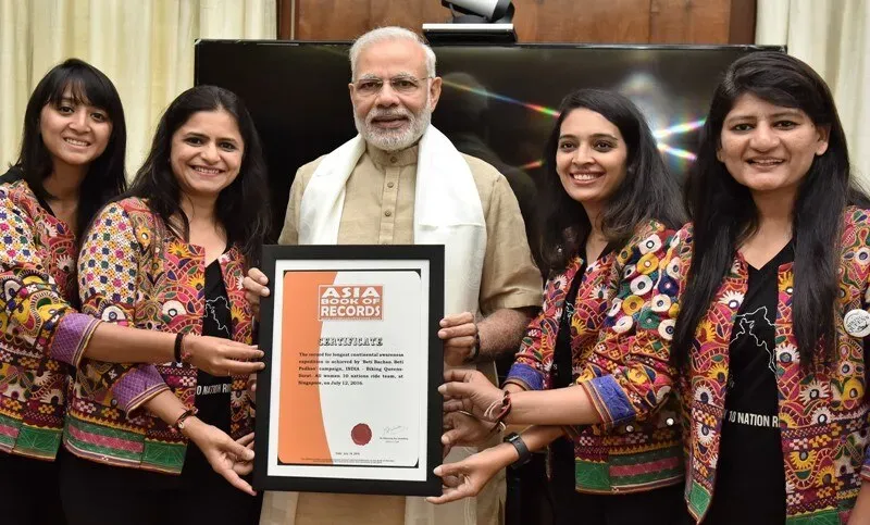 बाइकिंग क्वीन्स, बाइक से दुनिया घूम आईं चार लड़कियां प्रधानमंत्री से ...