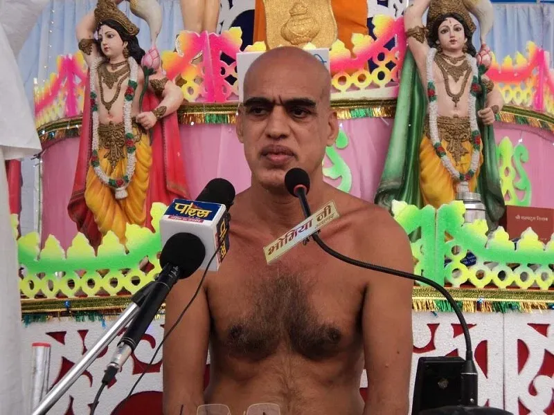 जैन मुनि, जींस पहनने से तो लिंग में भी 'घर्षण' होता होगा - Wearing jeans causes friction, makes ...