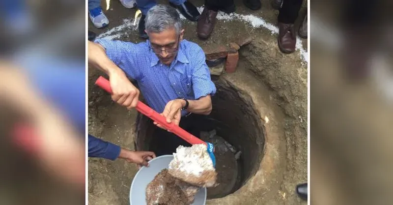 PM मोदी ने जिस पूर्व IAS की तारीफ की, वो अपने हाथ से मल वाला गड्ढा साफ ...